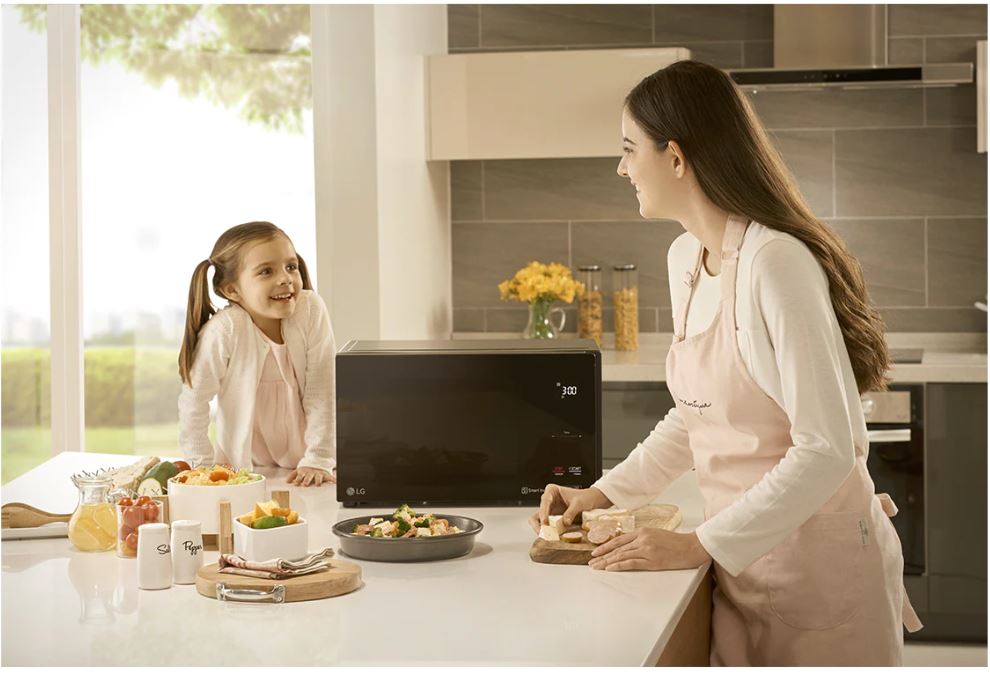 LG Révolutionne les Repas Familiaux avec son Micro-ondes NeoChef ...